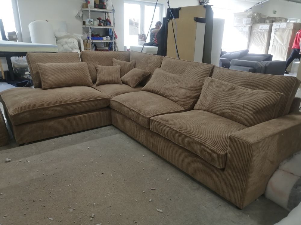 Kiedy sprawdzą się miękkie narożniki z poduchami? 🛋️ » Meble Arkadius